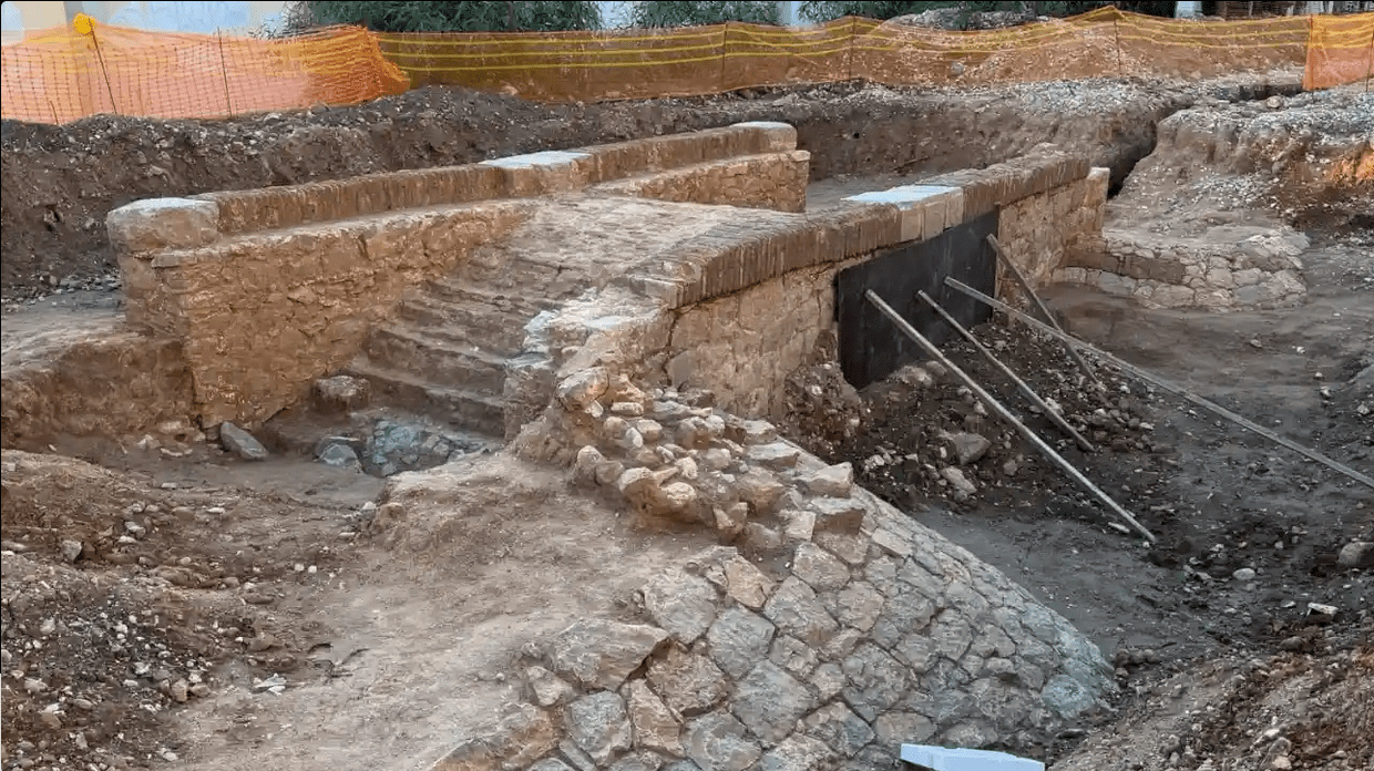 Ελευσίνα: Μια πανέμορφη αρχαία γέφυρα έφεραν στο φως οι εργασίες για ...