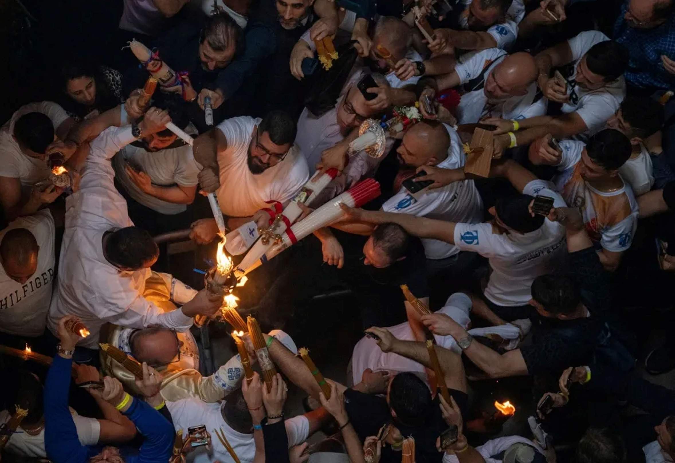 Ιεροσόλυμα: «Δεύτε λάβετε φως» - Λαμπρή η τελετή αφής στον Πανάγιο Τάφο ...